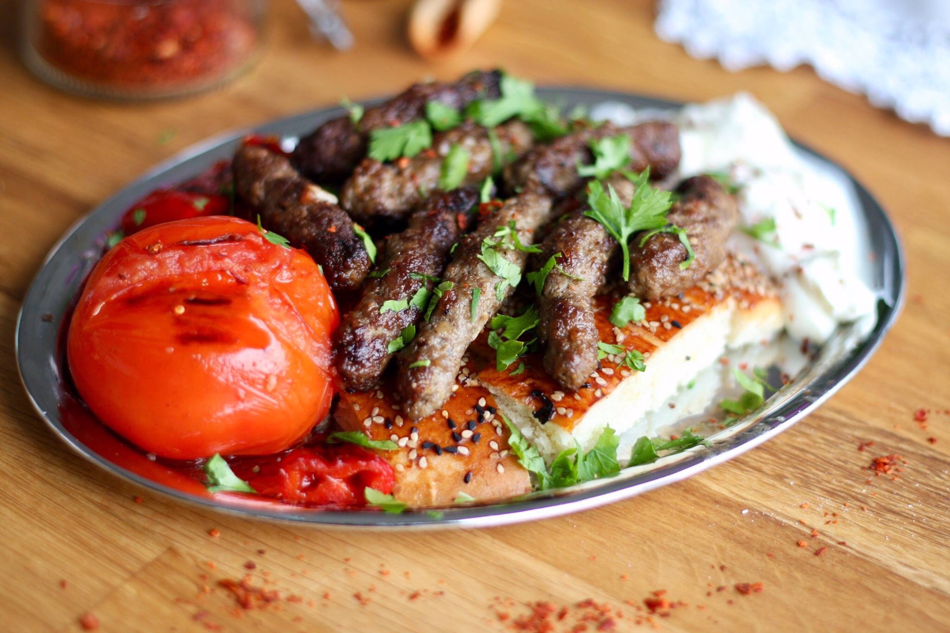 Kjøtboller med yogurt og tomatsaus- Manisa kebab – Professorfrue